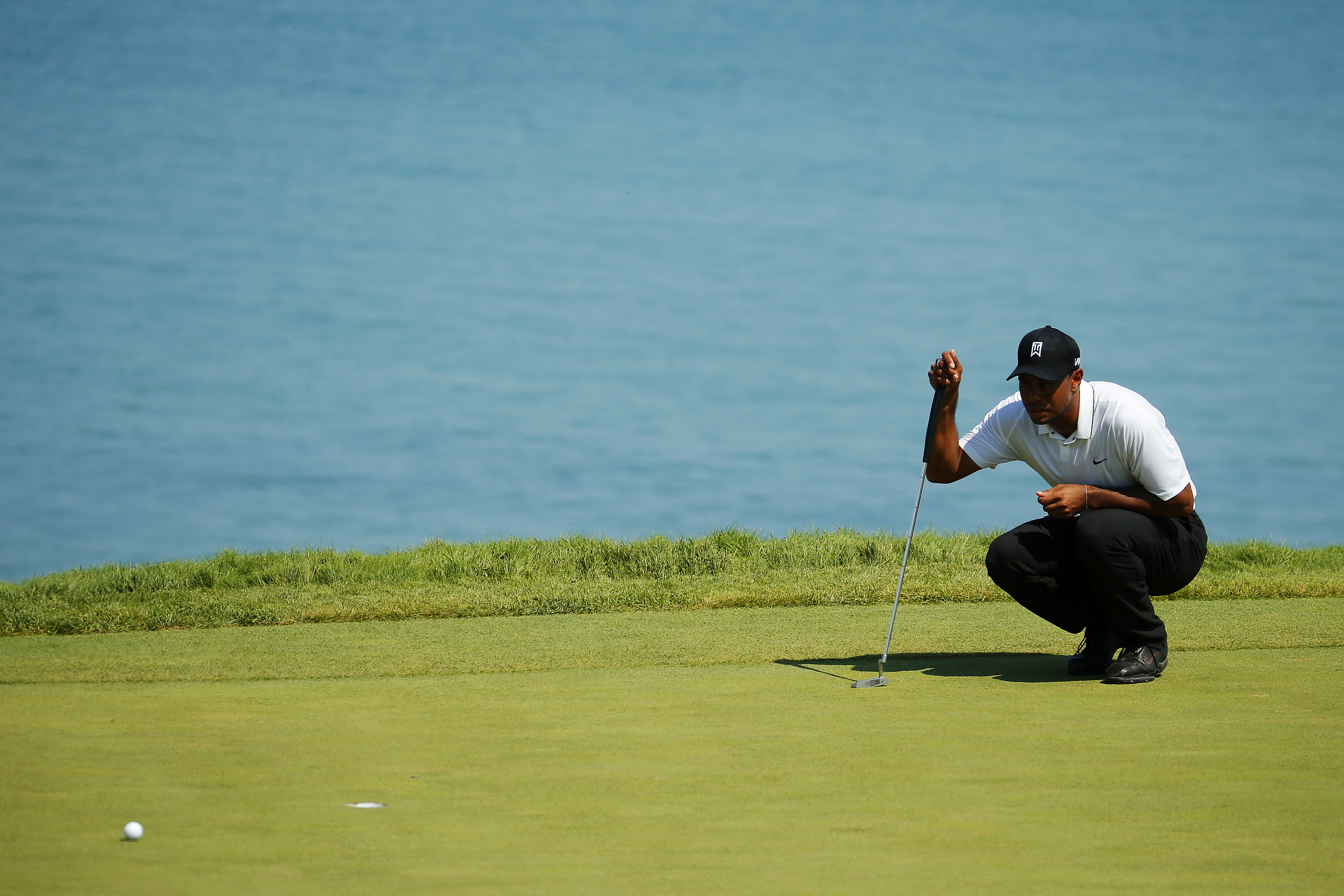 Tiger chipping and putting at home - Newsfeed